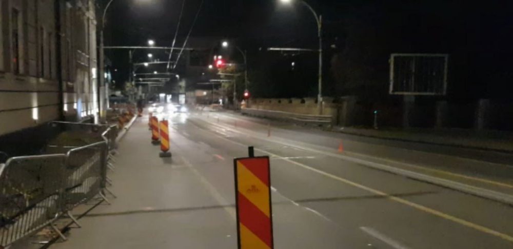 S-au montat stâlpișori pe Calea Mănăștur. Asta după ce un clujean a ... S-au montat stâlpișori pe Calea Mănăștur. Asta după ce un clujean a ...