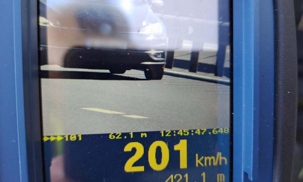 (Foto) Șofer prins de poliție cu peste 200 de km/h, pe autostrada A3 ...