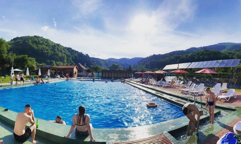 Ștrandul din inima Apusenilor unde intrarea este doar 20 de lei pe zi ...